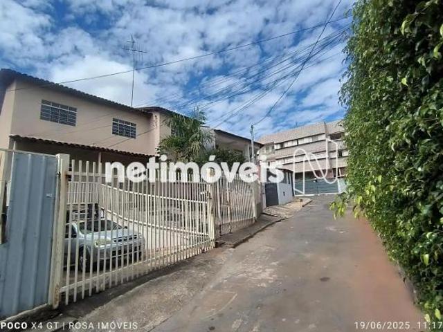 Excelente casa com dois andares, ideal para moradia e/ou renda com aluguel!