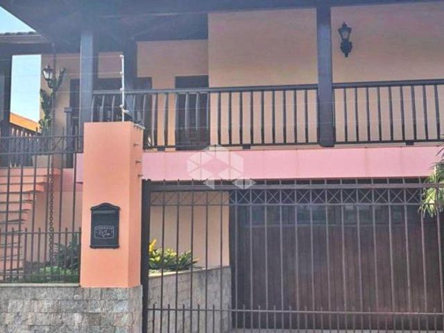 Excelente casa com espaços amplos