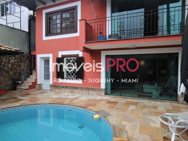 Excelente casa com excelente localização, piscina e 2 vagas