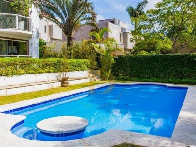 Excelente casa com jardim e piscina, localizada no Alto da Boa Vista