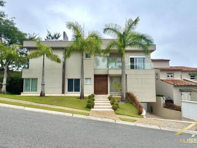 Excelente Casa, com moveis planejados, 4 Suítes, 7 Banheiros de 815 m²