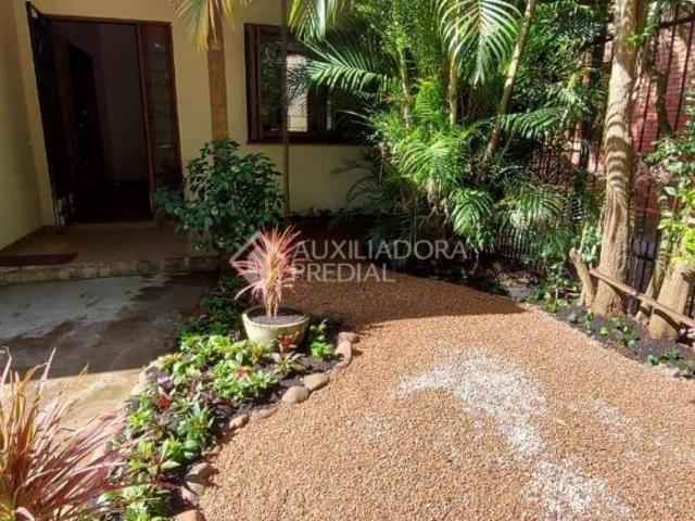 Excelente casa com pátio, 3 dormitórios 1 suíte no Parque Santa Fé