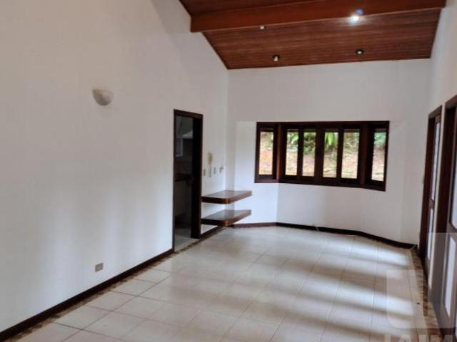 Excelente Casa com Piscina, Churrasqueira, 4 suítes em um dos melhores condomínios ha 1hr de SP