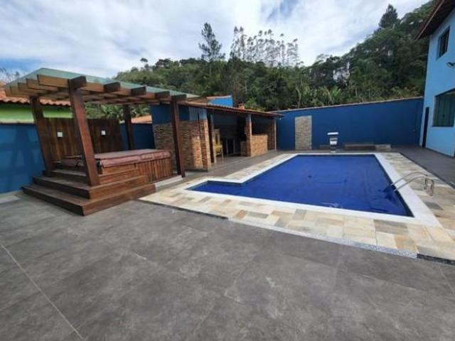 Excelente casa com piscina próximo a Juquitiba