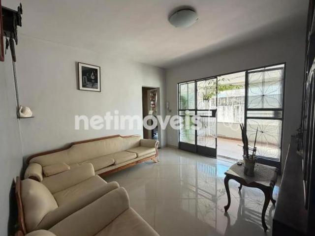 Excelente casa com quintal espaçoso para jardim