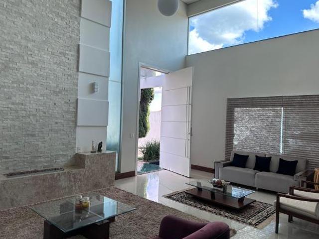 EXCELENTE CASA COM VISTA!
