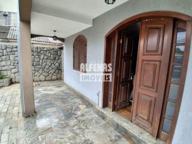 EXCELENTE CASA COMERCAL A VENDA COM 08 SALAS,3 SUITES, ÁREA PARA ESTACIONAMENTO A FRENTE, CENTRO DE