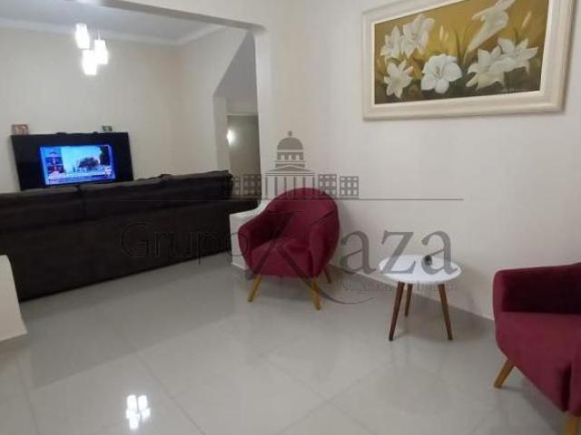 Excelente Casa Comercial no Jardim América com 4 Dormitórios e Edícula