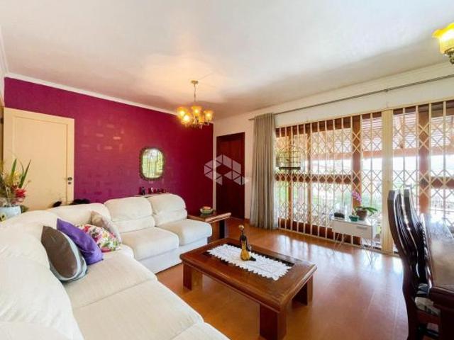 Excelente casa de 4 dormitórios, sendo 1 suíte em Ipanema no loteamento Imperial Park!