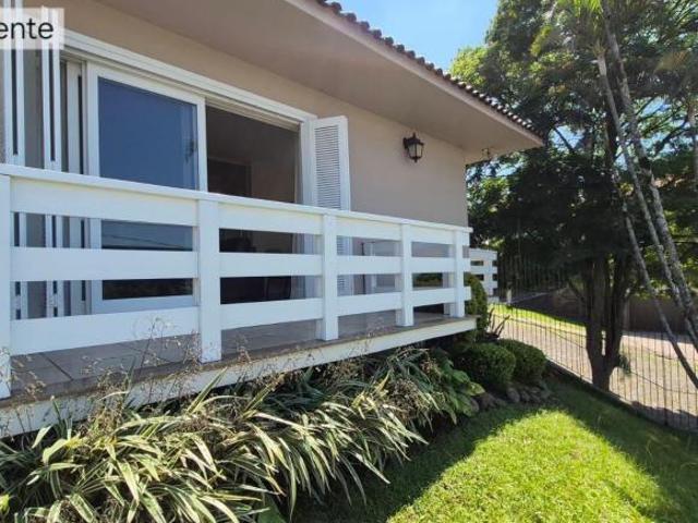 Excelente casa de 4 dormitórios, 1 suíte e 2 vagas em Novo Hamburgo