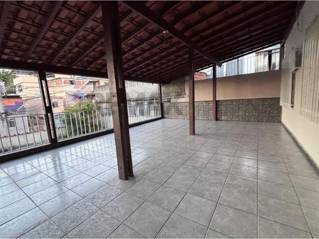 Excelente casa de 4 quartos, sendo duas suites, para locação no centro do Bairro Joquei Club, proxima a igreja católica e mercados