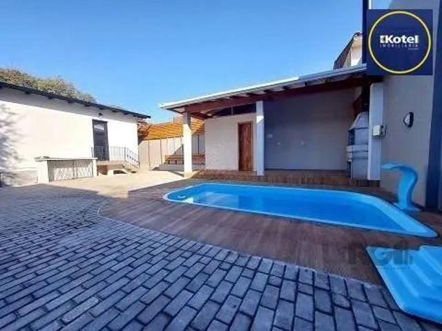 Excelente casa de 85m² com 2 dormitórios, piscina e 6 vagas