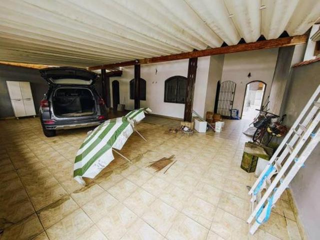 Excelente casa de 03 dormitórios, sendo 01 suíte, 04 vagas de garagem, churrasqueira e edícula. O im