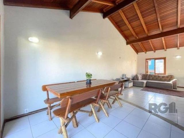 Excelente casa de 121m² com 3 dormitórios e 2 vagas