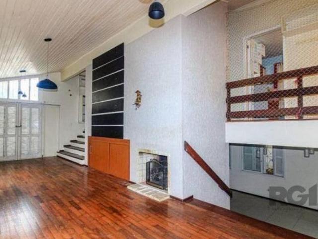 Excelente casa de 147m² com 3 dormitórios, 4 vagas e 1 piscina