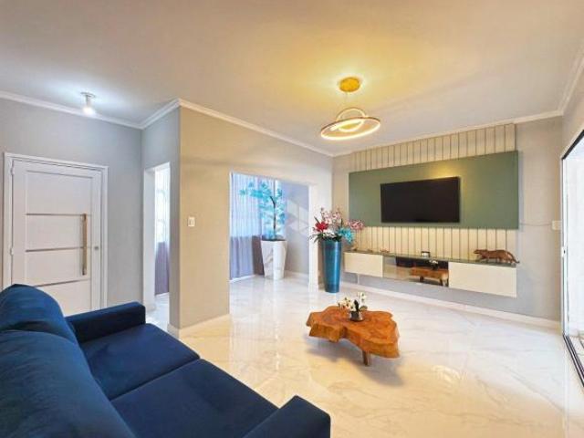 Excelente casa de 180m2 totalmente reformada