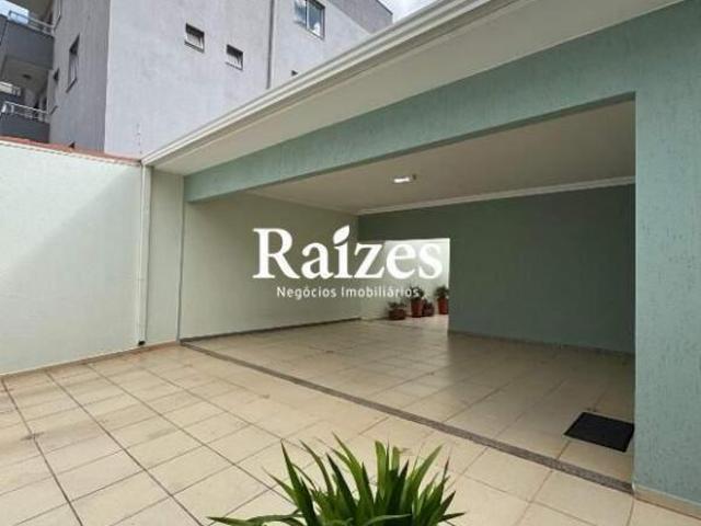 Excelente Casa de 193m² no Bairro Santa Mônica