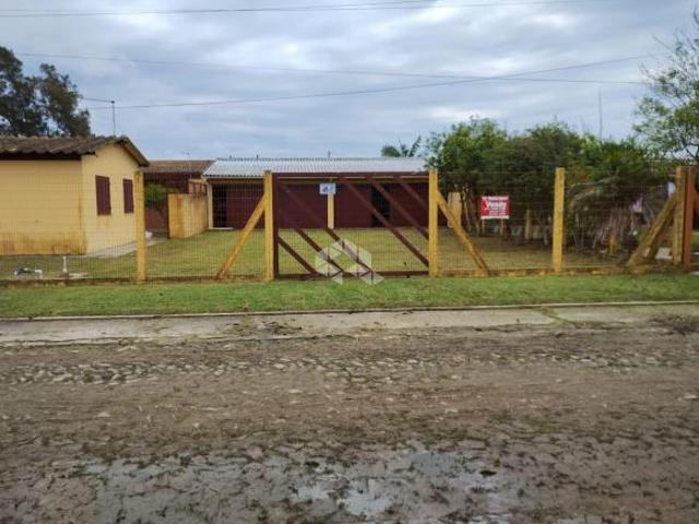 Excelente Casa de 200 m² privativos em 2 terrenos com área de 600 m² próxima ao comércio em Mariluz