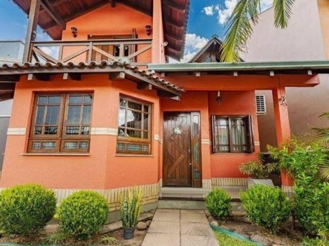 Excelente casa de 209m² com 3 dormitórios, piscina e 3 vagas de garagem