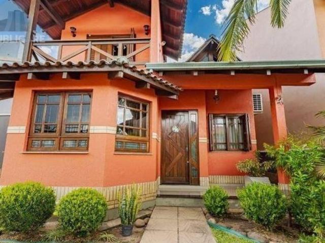 Excelente casa de 209m² com 3 dormitórios, piscina e 3 vagas de garagem