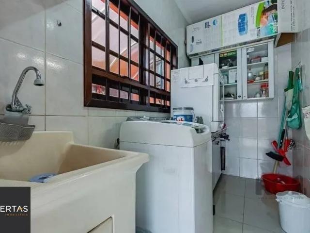 Excelente casa de 209m² com 3 dormitórios, piscina e 3 vagas de garagem