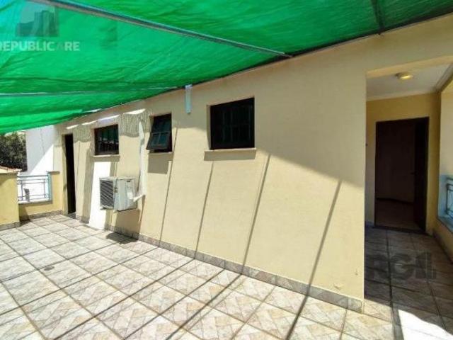 Excelente casa de 230m² com 4 dormitórios e 3 vagas