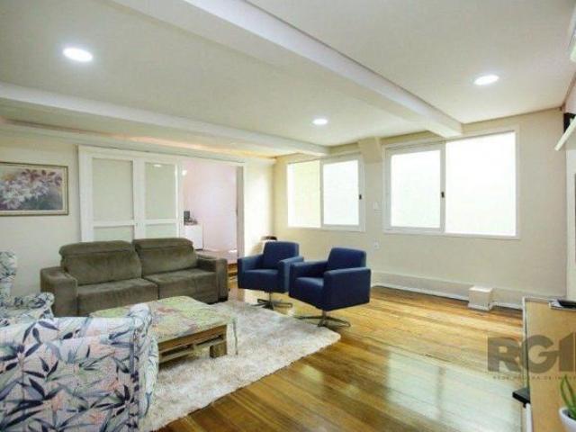 Excelente casa de 235m² com 4 dormitórios e 3 vagas no bairro Azenha
