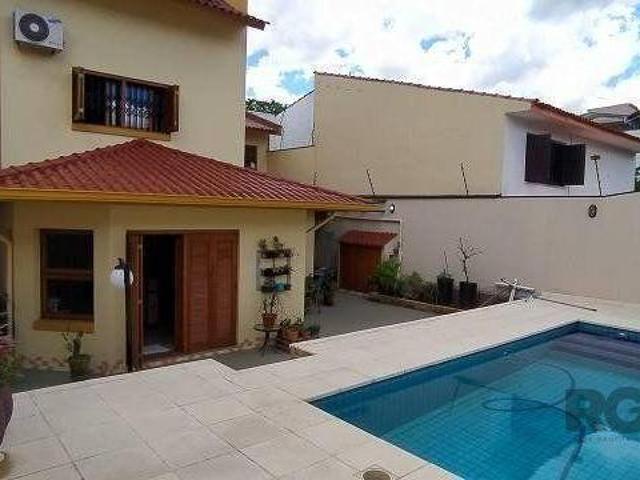 Excelente casa de 287m² com 3 dormitórios e 4 vagas