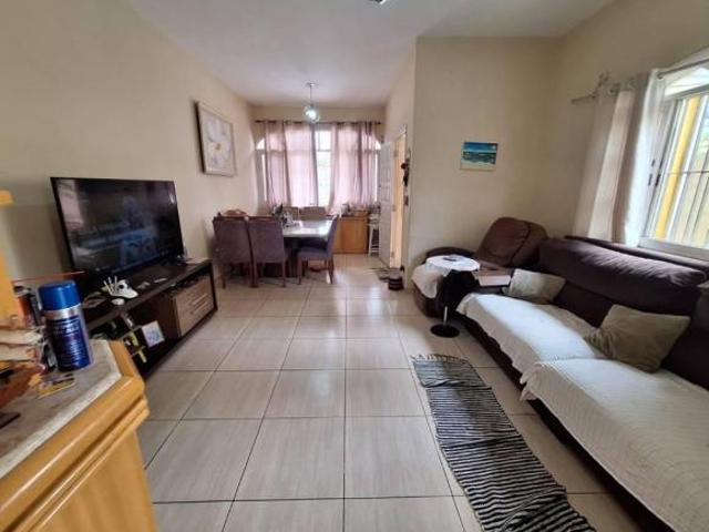 Excelente casa de 2 dormitórios, churrasqueira, piscina e 01 edícula na Vila Caiçara. Imóvel com pag