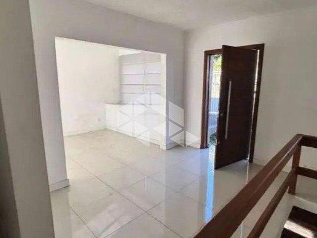 Excelente Casa de 2 dormitórios, suíte, living estendido, sacada com linda vista, 3 vagas e pátio no