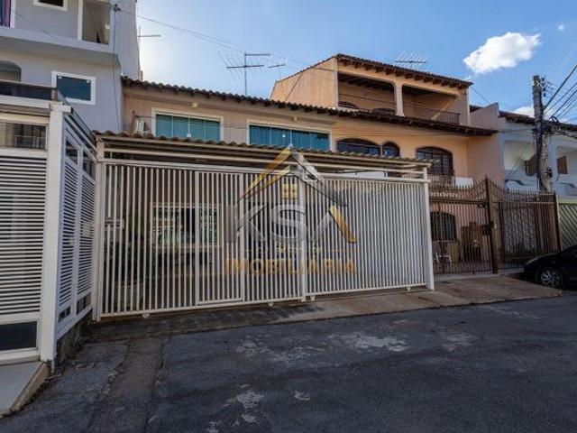 Excelente Casa de 2 Pavimentos na QS 05 – em Águas Claras