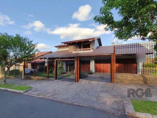 Excelente casa de 300m² com 03 dormitórios sendo 02 suítes