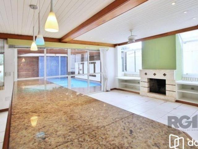 Excelente casa de 324m² com 4 dormitórios e 2 vagas