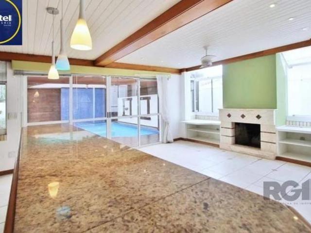 Excelente casa de 324m² com 4 dormitórios e 2 vagas