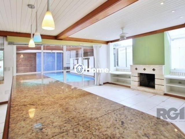 Excelente casa de 324m² com 4 dormitórios e 2 vagas