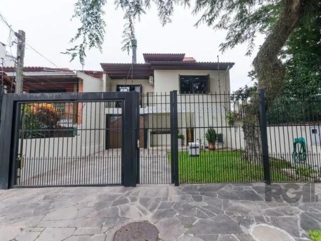 Excelente casa de 379m² com 3 dormitórios, piscina e 4 vagas
