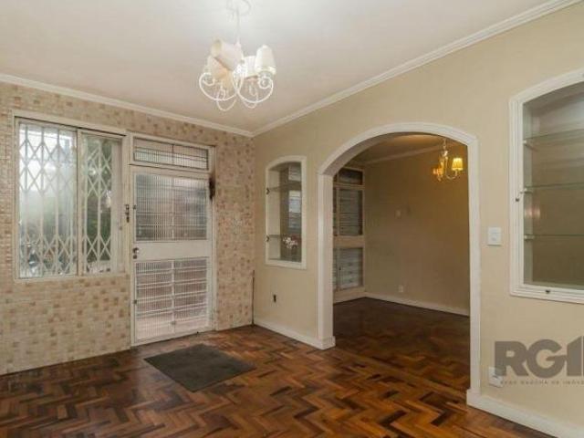 Excelente casa de 389,53m² com 8 dormitórios e 3 vagas