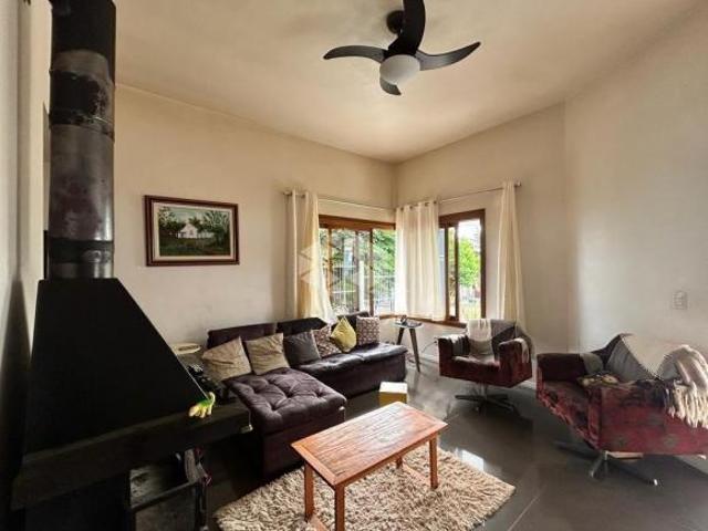 Excelente casa de 3 dormitórios próximo ao Parque da Cruz!