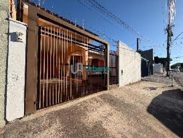 Excelente casa de 3 dormitórios, sendo 1 suíte, com churrasqueira e edícula, em ótima localização no bairro Jardim Santa Felícia. Imobiliária Urbana