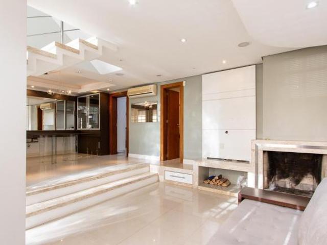 Excelente casa de 3 dormitórios, 1 suíte, pátio, piscina e vaga para 2 carros co