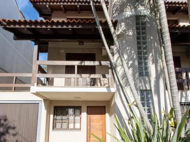 Excelente casa de 3 dormitórios, 1 suíte, pátio, piscina e vaga para 2 carros co