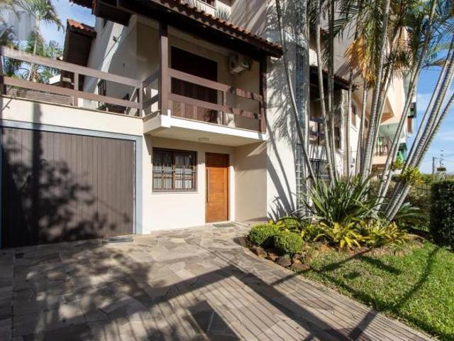 Excelente casa de 3 dormitórios, 1 suíte, pátio, piscina e vaga para 2 carros co