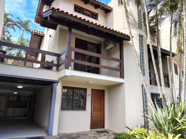 Excelente casa de 3 dormitórios, 1 suíte, pátio, piscina e vaga para 2 carros cobertas
