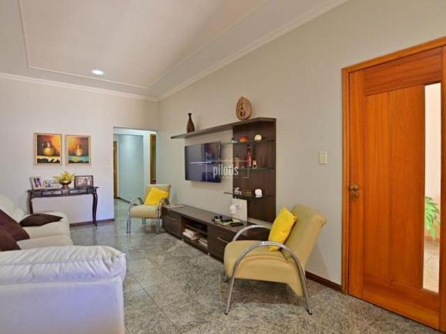 Excelente Casa de 3 Pavimentos no Cruzeiro Velho