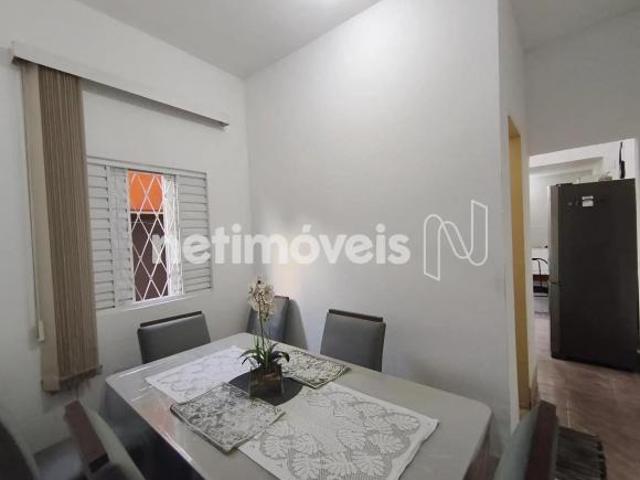 Excelente Casa de 3 Quartos à venda no Santa Cruz