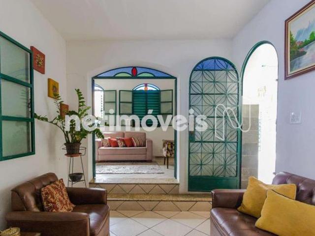Excelente Casa de 3 quartos à Venda no Sagrada Família – Conforto e Localização Privilegiada!