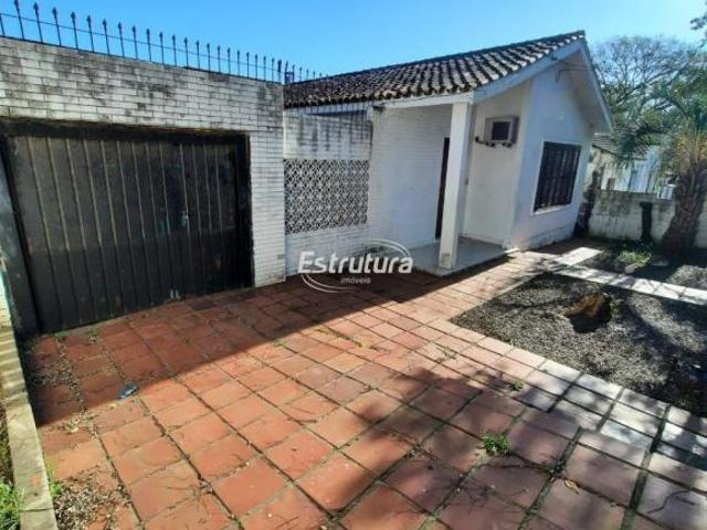Excelente casa de três dormitórios em ótima localização