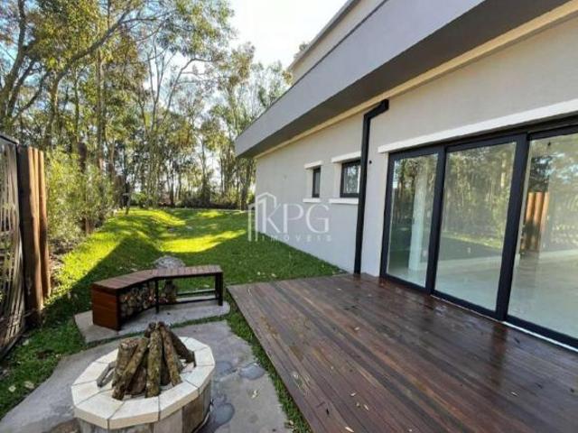 EXCELENTE CASA DE TRÊS SUÍTES LOCALIZADA NO LOTEAMENTO TERRAS ALTAS EM GRAMADO!