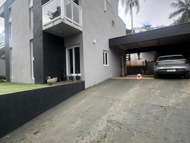 EXCELENTE CASA DE ALTO PADRÃO