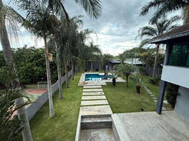 Excelente Casa de Alto Padrão com Piscina e Área Externa Completa